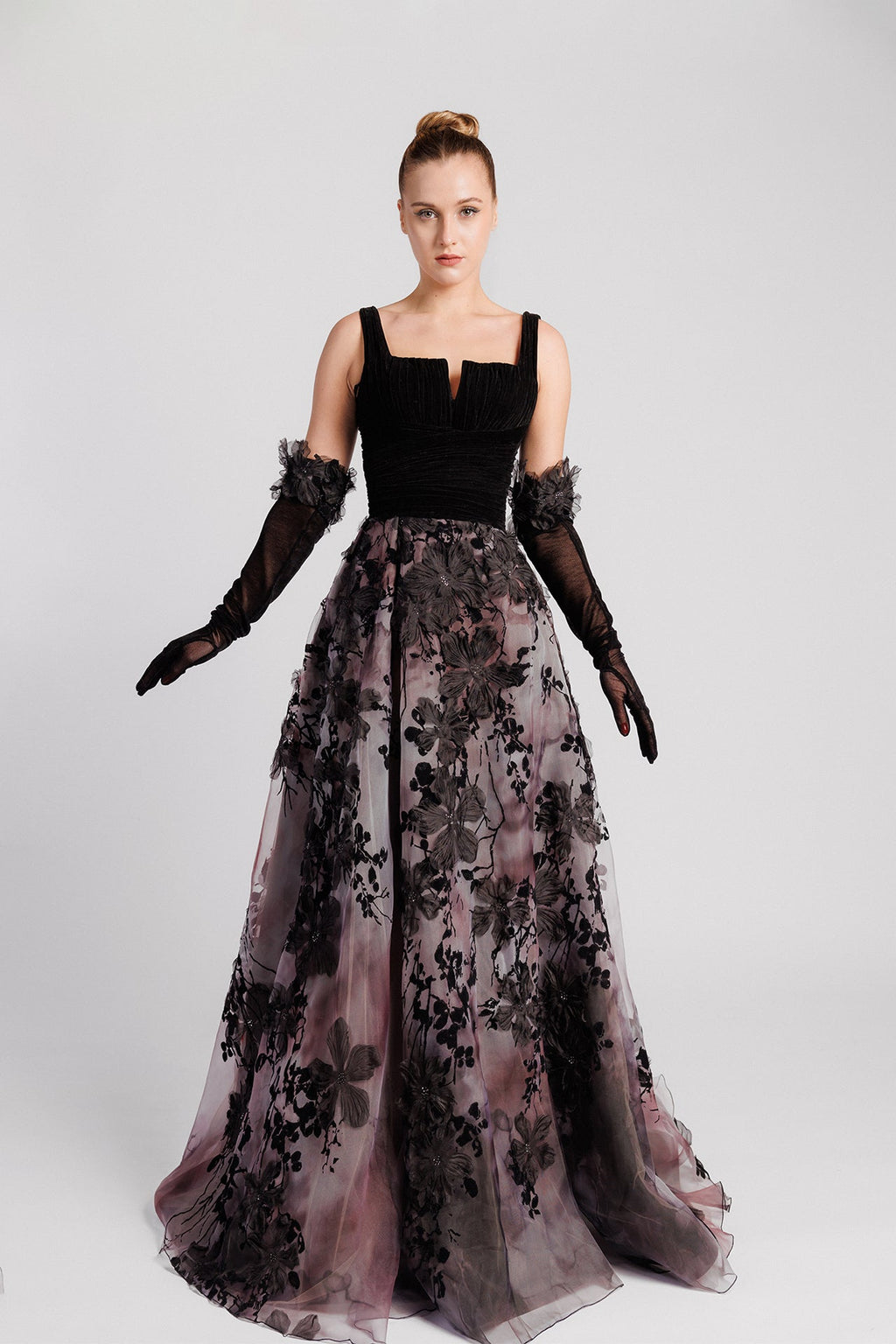Sleeveless gown with floral embroidery and velvet accents – HERTROVE