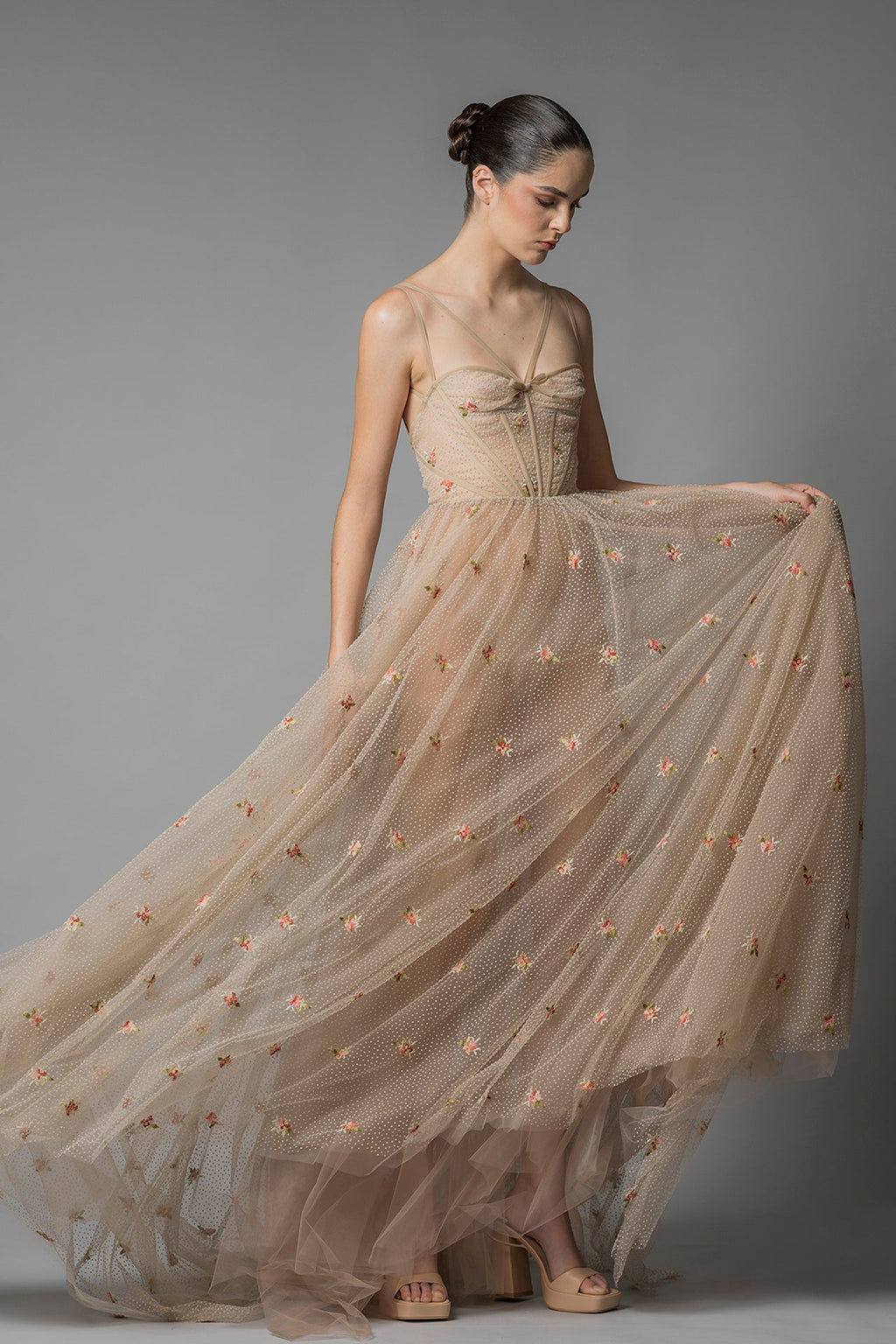 Floral embroidered sleeveles gown – HERTROVE