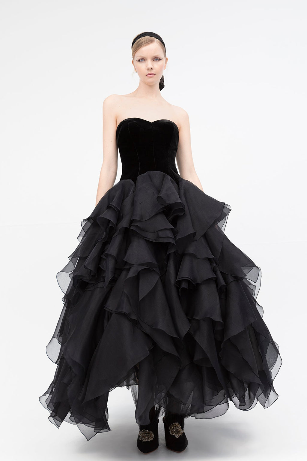 Corseted bodice swan like gown- Hertrove